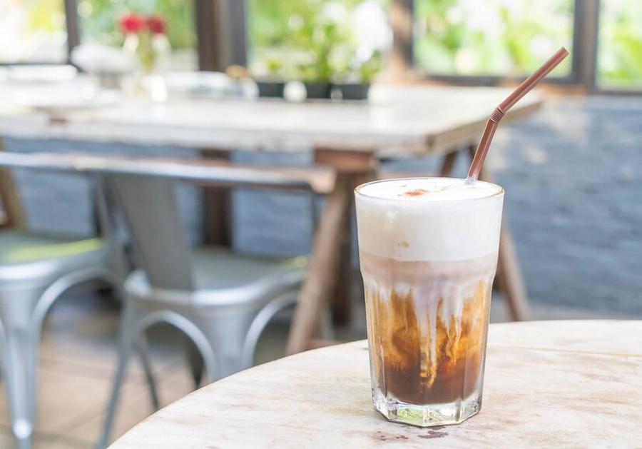 How to Make Iced Latte with an Espresso Machine: Steps & Tips